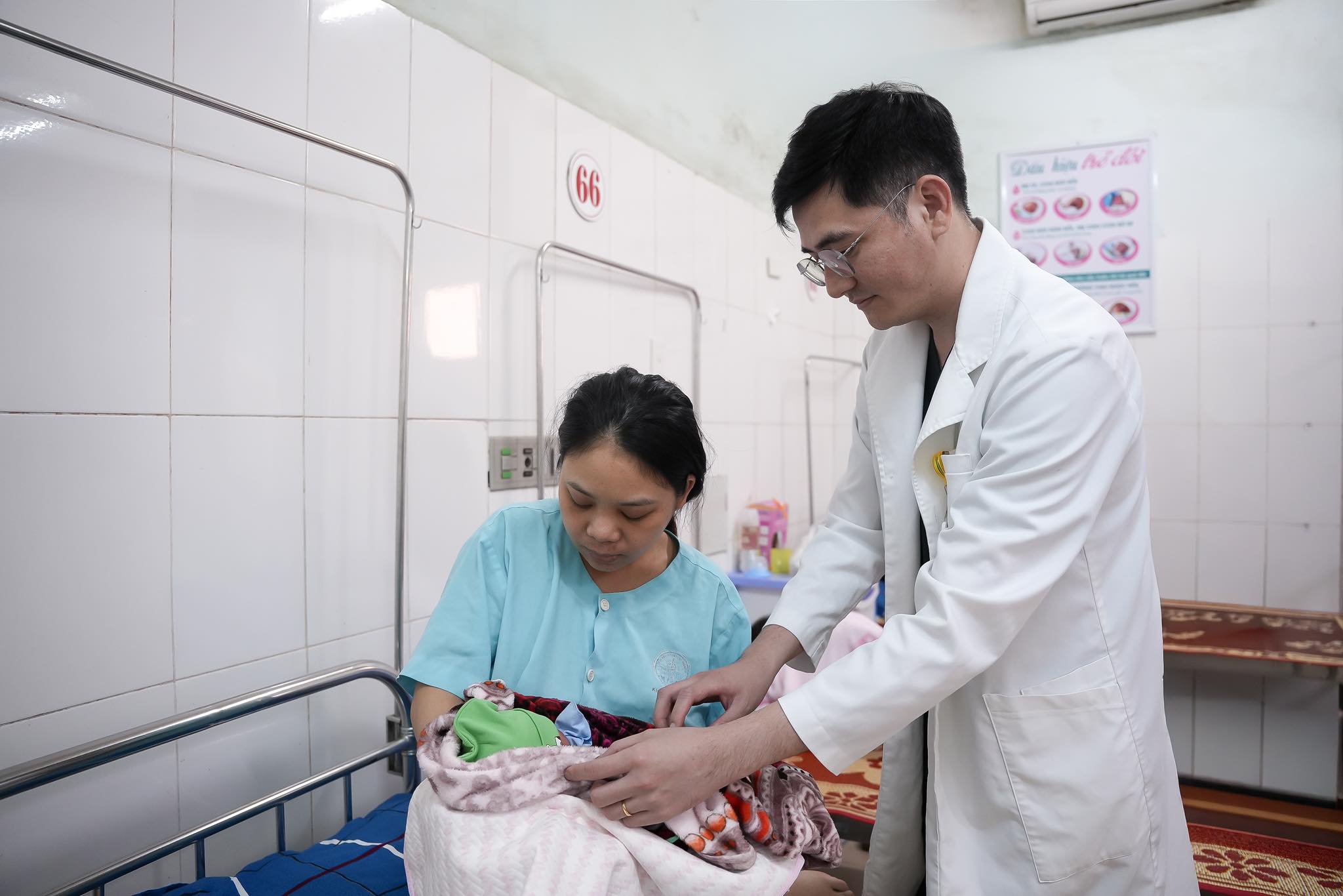 Giành lại sự sống cho mẹ con sản phụ bị xuất huyết buồng ối hiếm gặp